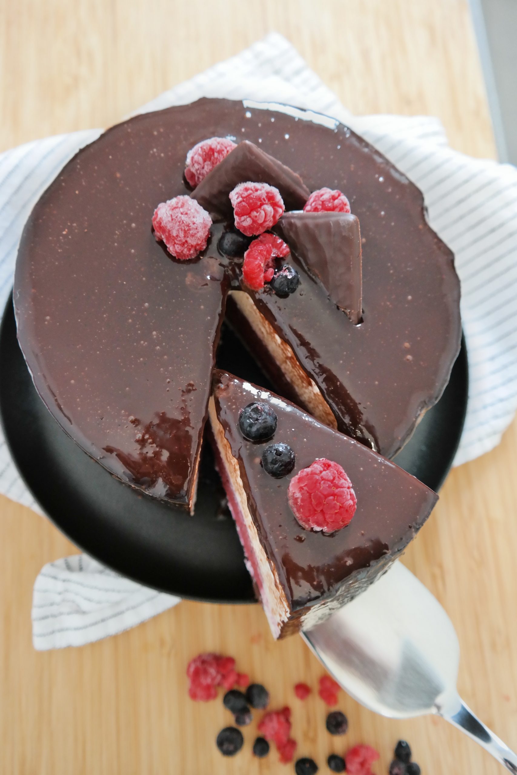Tort cu mousse de fructe de padure si crema de whisky – Loredana Arion